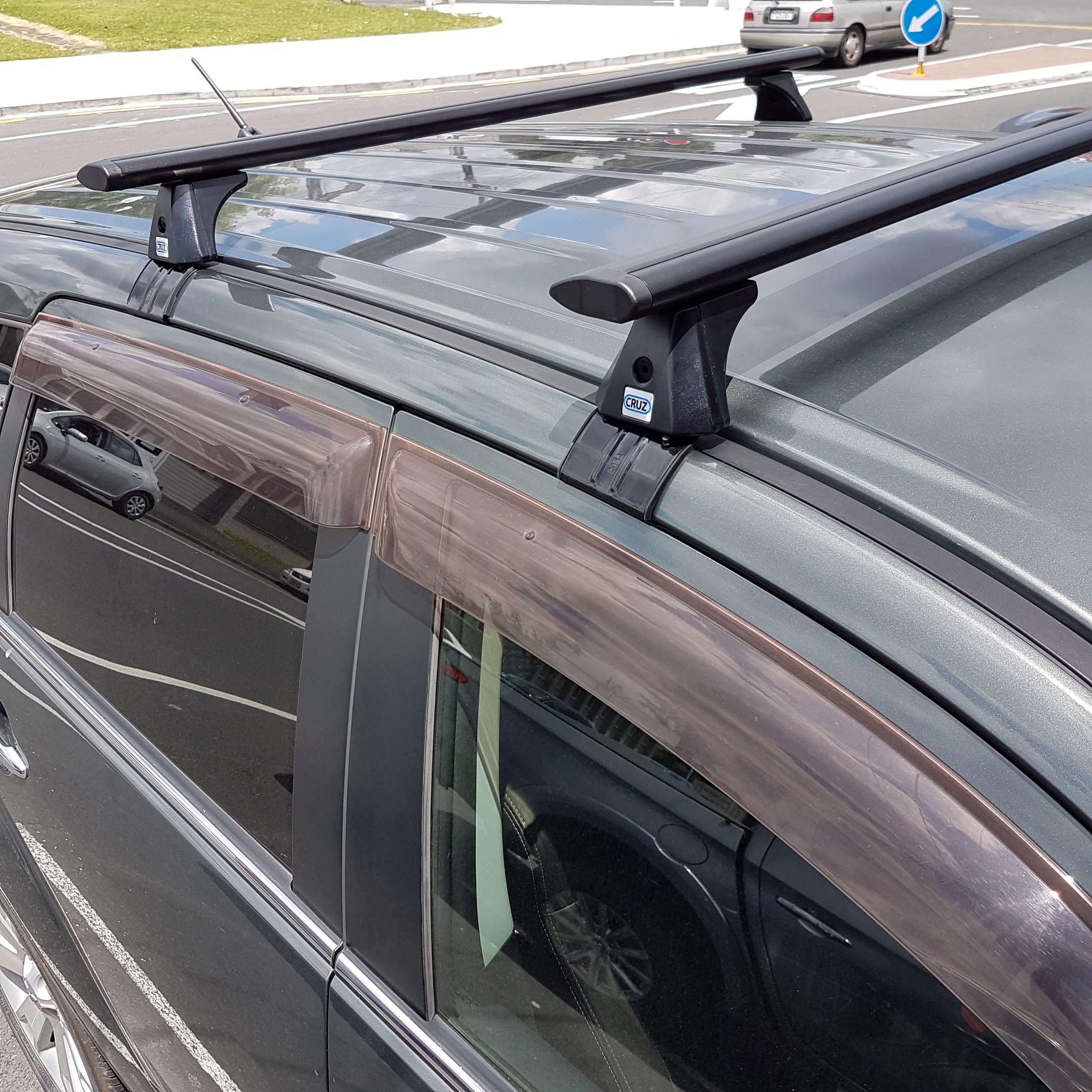 CRUZ Airo Dark Roof Racks - Roof Racks NZ Ltd